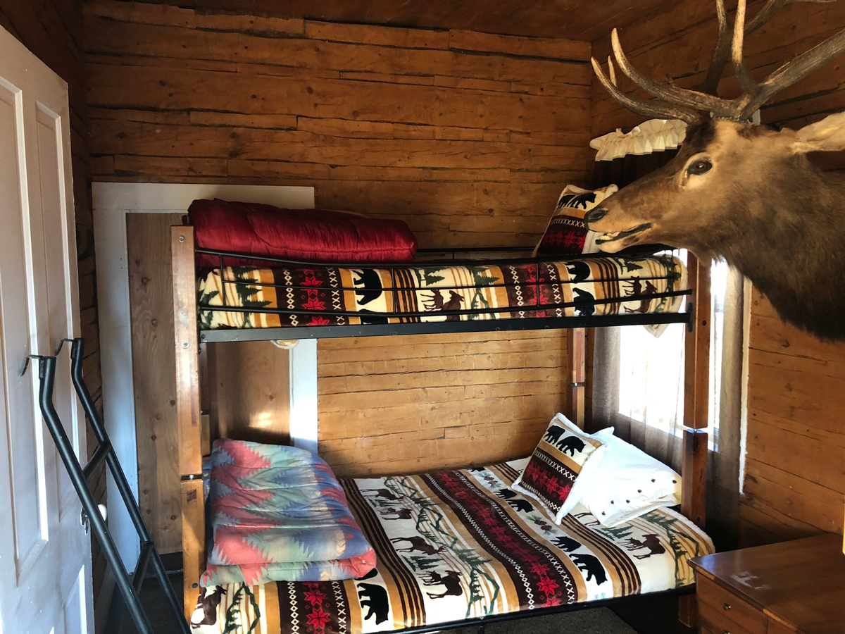 Page 3/3 - Ivory & Antler Outfitters JCH Bunk House Lodge Photo Gallery